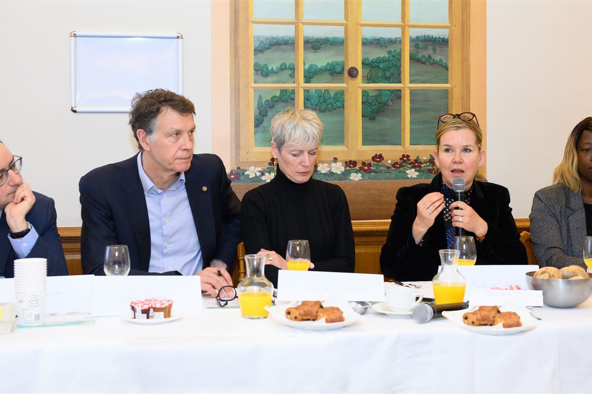 Single-use paper or reusable plastics: what’s best for the future of ...